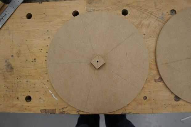 Cómo construir una turbina eólica. / Paso 1: Soporte de discos. - askix.com Cómo construir una turbina eólica. / Paso 1: Soporte de discos. - askix.com