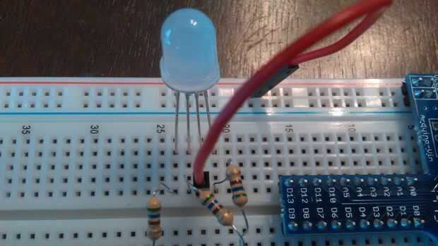 Control de un LED RGB con el módulo de Bluetooth HC-06 con Android OS(Arduino) / Paso 2: Agregar ...