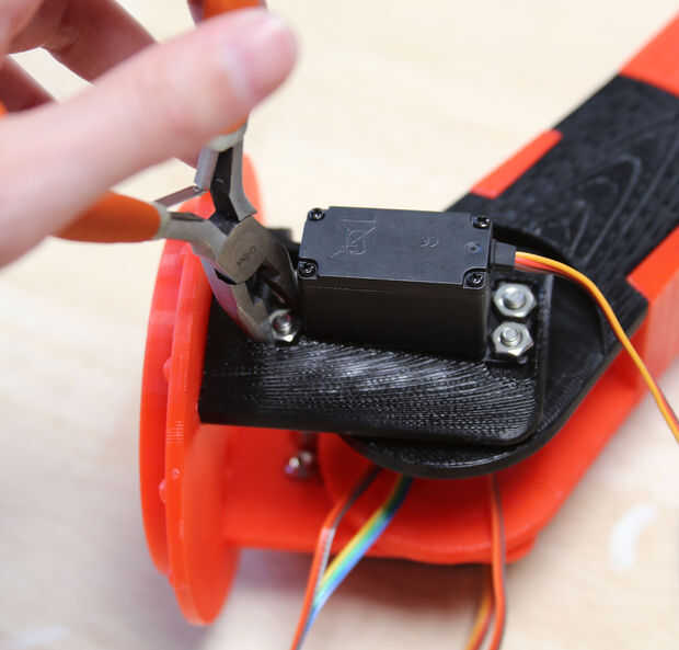 3D impreso brazo Robot / Paso 10: Coloque el brazo en la base - askix.com 3D impreso brazo Robot / Paso 10: Coloque el brazo en la base - askix.com