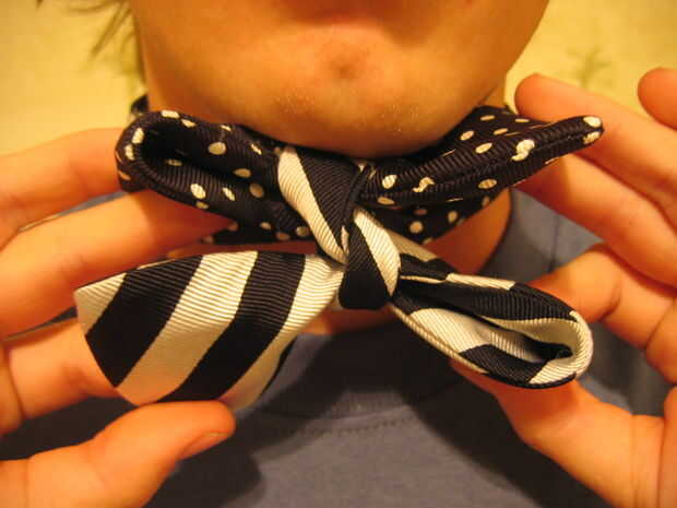 Cómo atar una corbata de lazo / Paso 1: Lo primero es lo primero ...